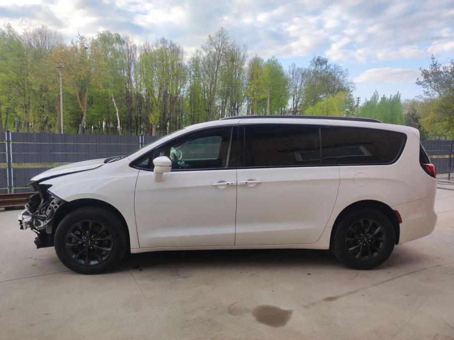 Balts Chrysler Pacifica 2022 Kauņa, ar dzinēja tilpumu 3.60 L un nobraukumu 72 tūkst. km par 12400 €, foto 3 vietnē AUTOMOTO.COM.LV