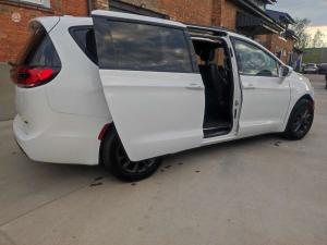 Balts Chrysler Pacifica 2022 Kauņa, ar dzinēja tilpumu 3.60 L un nobraukumu 72 tūkst. km par 12400 €, foto 5 vietnē AUTOMOTO.COM.LV