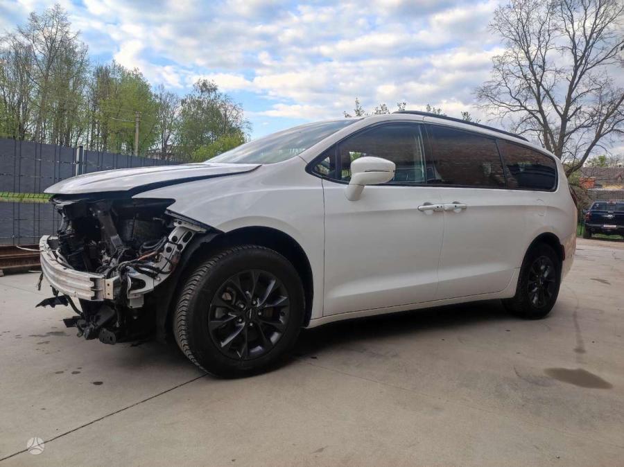 Balts Chrysler Pacifica 2022 Kauņa, ar dzinēja tilpumu 3.60 L un nobraukumu 72 tūkst. km par 12400 €, foto 8 vietnē AUTOMOTO.COM.LV