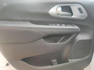 Balts Chrysler Pacifica 2022 Kauņa, ar dzinēja tilpumu 3.60 L un nobraukumu 72 tūkst. km par 12400 €, foto 16 vietnē AUTOMOTO.COM.LV