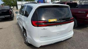 White Chrysler Pacifica 2022 in Ukmerge, with an engine capacity of 3.61 L and mileage of 149 thousand km for 8999 €, photo  on AUTOMOTO.COM.LV