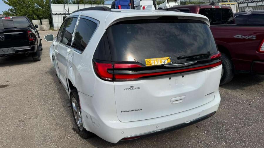 White Chrysler Pacifica 2022 in Ukmerge, with an engine capacity of 3.61 L and mileage of 149 thousand km for 8999 €, photo 1 on AUTOMOTO.COM.LV