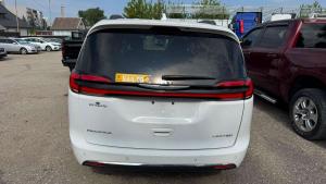 White Chrysler Pacifica 2022 in Ukmerge, with an engine capacity of 3.61 L and mileage of 149 thousand km for 8999 €, photo 3 on AUTOMOTO.COM.LV