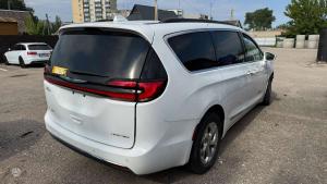 White Chrysler Pacifica 2022 in Ukmerge, with an engine capacity of 3.61 L and mileage of 149 thousand km for 8999 €, photo 4 on AUTOMOTO.COM.LV