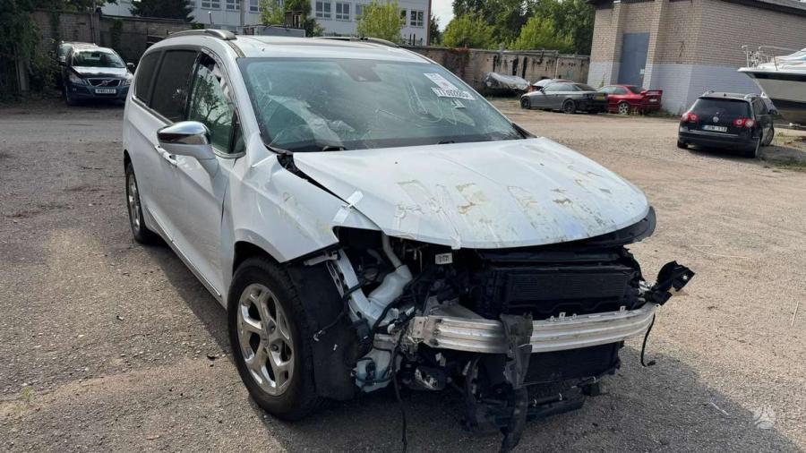 White Chrysler Pacifica 2022 in Ukmerge, with an engine capacity of 3.61 L and mileage of 149 thousand km for 8999 €, photo 5 on AUTOMOTO.COM.LV