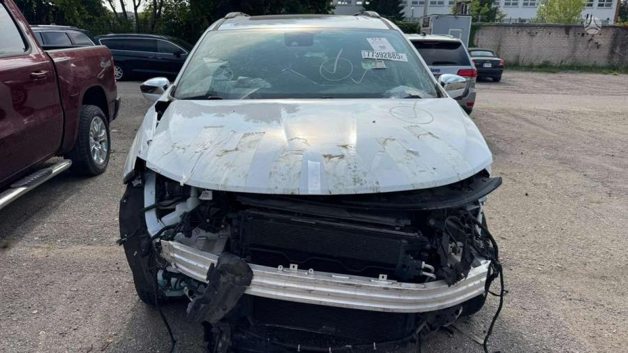 White Chrysler Pacifica 2022 in Ukmerge, with an engine capacity of 3.61 L and mileage of 149 thousand km for 8999 €, photo 6 on AUTOMOTO.COM.LV