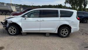 White Chrysler Pacifica 2022 in Ukmerge, with an engine capacity of 3.61 L and mileage of 149 thousand km for 8999 €, photo 8 on AUTOMOTO.COM.LV