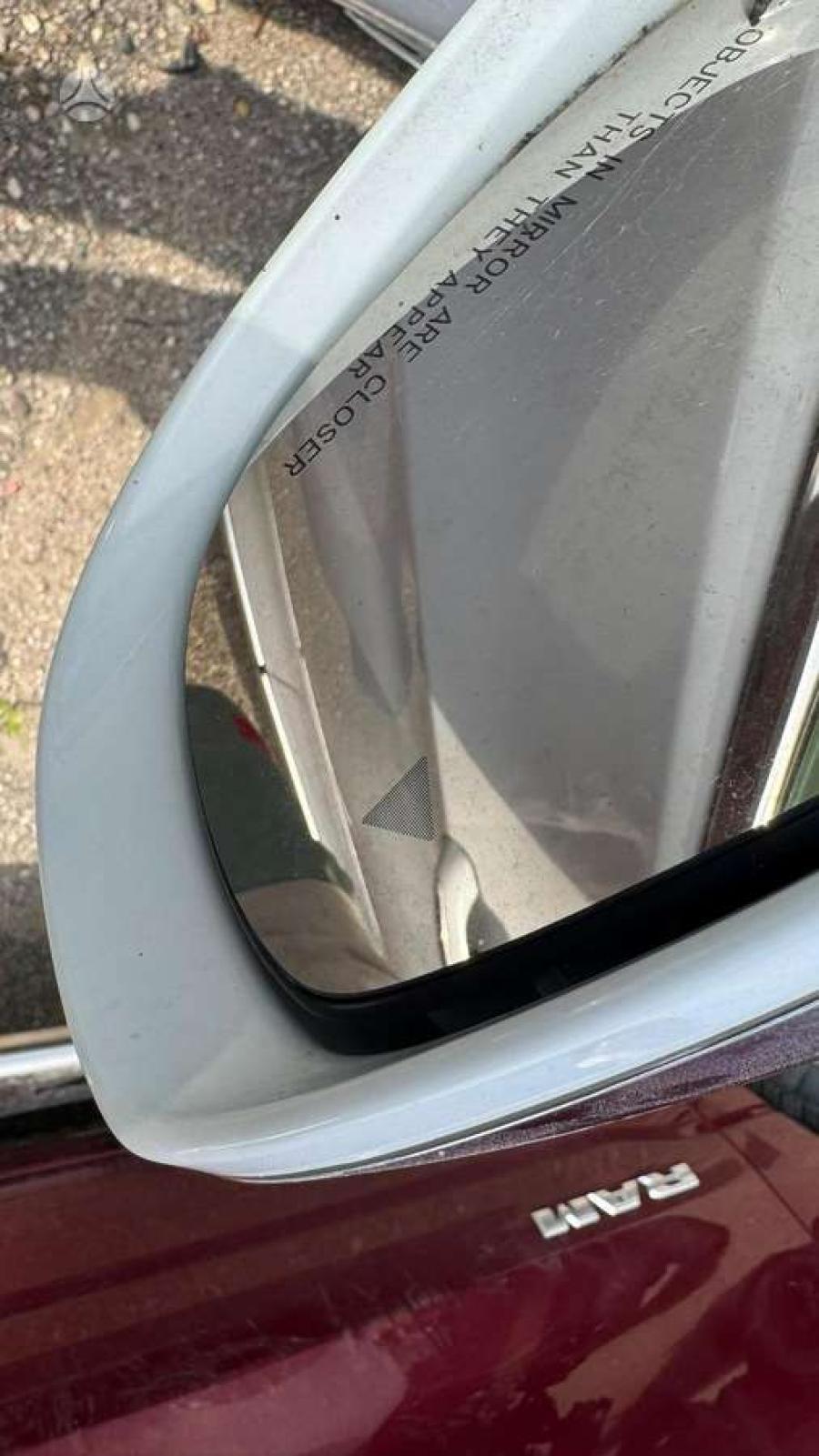 White Chrysler Pacifica 2022 in Ukmerge, with an engine capacity of 3.61 L and mileage of 149 thousand km for 8999 €, photo 9 on AUTOMOTO.COM.LV