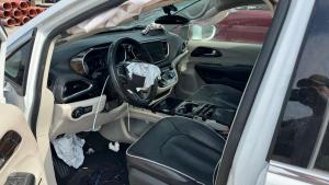 White Chrysler Pacifica 2022 in Ukmerge, with an engine capacity of 3.61 L and mileage of 149 thousand km for 8999 €, photo 11 on AUTOMOTO.COM.LV