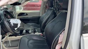 White Chrysler Pacifica 2022 in Ukmerge, with an engine capacity of 3.61 L and mileage of 149 thousand km for 8999 €, photo 12 on AUTOMOTO.COM.LV