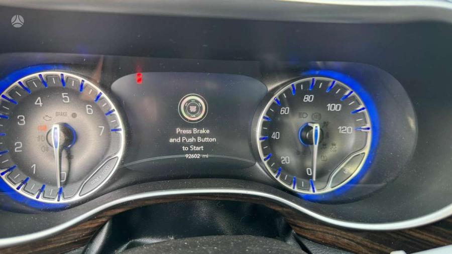 White Chrysler Pacifica 2022 in Ukmerge, with an engine capacity of 3.61 L and mileage of 149 thousand km for 8999 €, photo 13 on AUTOMOTO.COM.LV