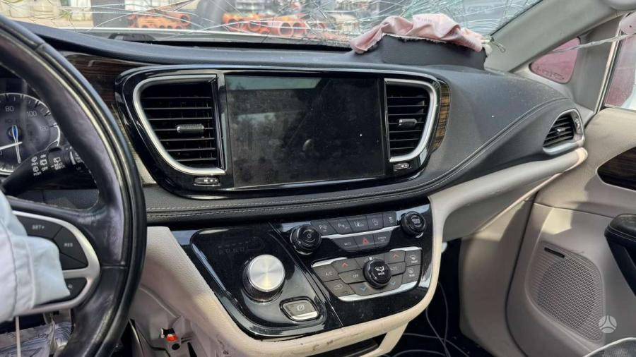 White Chrysler Pacifica 2022 in Ukmerge, with an engine capacity of 3.61 L and mileage of 149 thousand km for 8999 €, photo 14 on AUTOMOTO.COM.LV