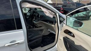 White Chrysler Pacifica 2022 in Ukmerge, with an engine capacity of 3.61 L and mileage of 149 thousand km for 8999 €, photo 16 on AUTOMOTO.COM.LV
