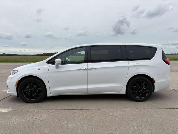 White Chrysler Pacifica 2022 in Kaunas, with an engine capacity of 3.61 L and mileage of 123 thousand km for 28999 €, photo 2 on AUTOMOTO.COM.LV