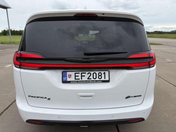 White Chrysler Pacifica 2022 in Kaunas, with an engine capacity of 3.61 L and mileage of 123 thousand km for 28999 €, photo 4 on AUTOMOTO.COM.LV