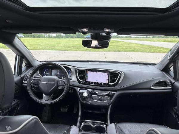 White Chrysler Pacifica 2022 in Kaunas, with an engine capacity of 3.61 L and mileage of 123 thousand km for 28999 €, photo 5 on AUTOMOTO.COM.LV