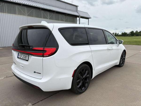 White Chrysler Pacifica 2022 in Kaunas, with an engine capacity of 3.61 L and mileage of 123 thousand km for 28999 €, photo 7 on AUTOMOTO.COM.LV
