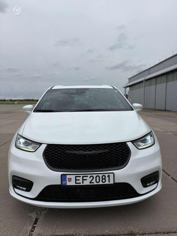 White Chrysler Pacifica 2022 in Kaunas, with an engine capacity of 3.61 L and mileage of 123 thousand km for 28999 €, photo 8 on AUTOMOTO.COM.LV