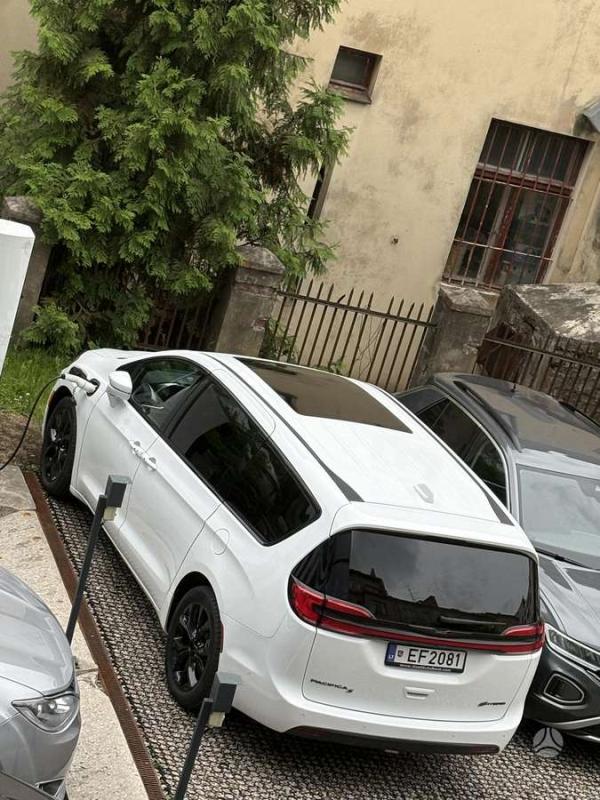 White Chrysler Pacifica 2022 in Kaunas, with an engine capacity of 3.61 L and mileage of 123 thousand km for 28999 €, photo 10 on AUTOMOTO.COM.LV