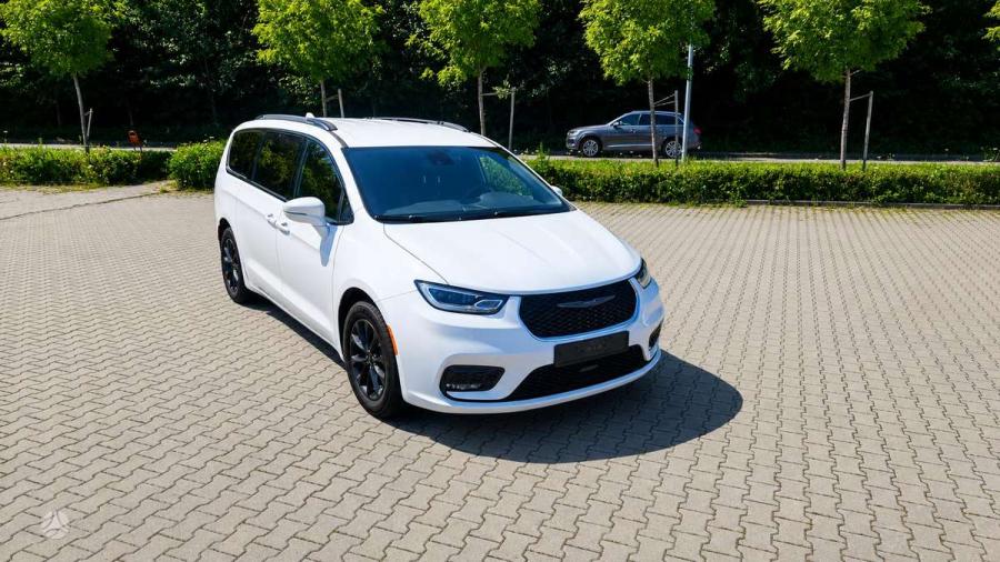 White Chrysler Pacifica 2022 in Klaipeda, with an engine capacity of 3.61 L and mileage of 184 thousand km for 18700 €, photo 3 on AUTOMOTO.COM.LV