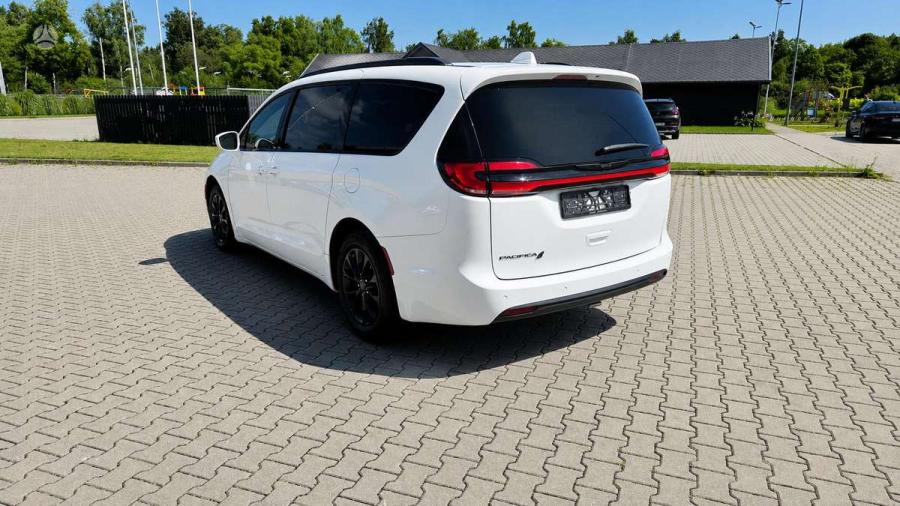 White Chrysler Pacifica 2022 in Klaipeda, with an engine capacity of 3.61 L and mileage of 184 thousand km for 18700 €, photo 4 on AUTOMOTO.COM.LV