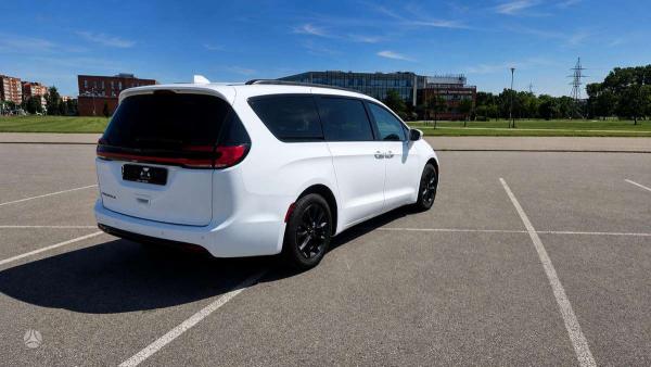 White Chrysler Pacifica 2022 in Klaipeda, with an engine capacity of 3.61 L and mileage of 184 thousand km for 18700 €, photo 4 on AUTOMOTO.COM.LV