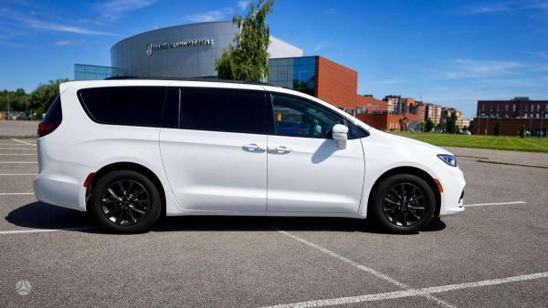 White Chrysler Pacifica 2022 in Klaipeda, with an engine capacity of 3.61 L and mileage of 184 thousand km for 18700 €, photo 5 on AUTOMOTO.COM.LV