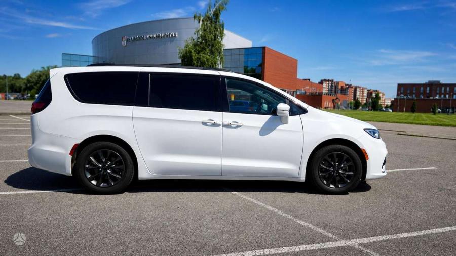 White Chrysler Pacifica 2022 in Klaipeda, with an engine capacity of 3.61 L and mileage of 184 thousand km for 18700 €, photo 6 on AUTOMOTO.COM.LV