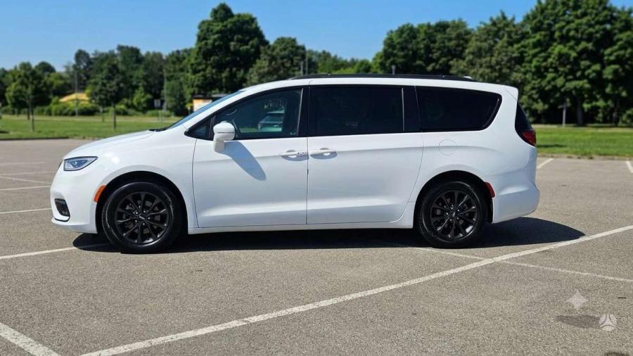 White Chrysler Pacifica 2022 in Klaipeda, with an engine capacity of 3.61 L and mileage of 184 thousand km for 18700 €, photo 7 on AUTOMOTO.COM.LV