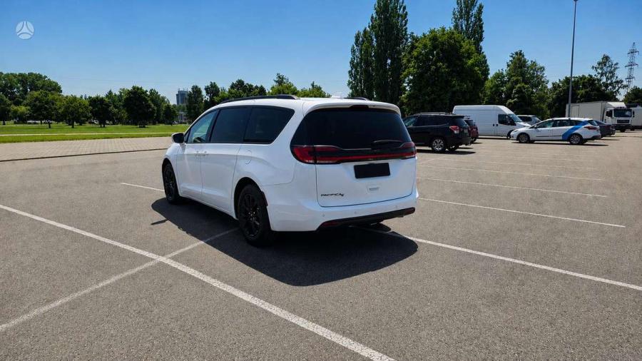 White Chrysler Pacifica 2022 in Klaipeda, with an engine capacity of 3.61 L and mileage of 184 thousand km for 18700 €, photo 8 on AUTOMOTO.COM.LV