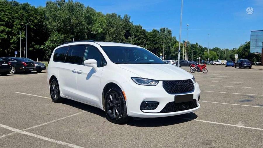 White Chrysler Pacifica 2022 in Klaipeda, with an engine capacity of 3.61 L and mileage of 184 thousand km for 18700 €, photo 10 on AUTOMOTO.COM.LV