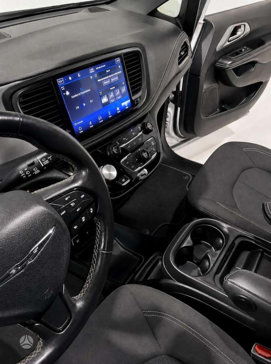White Chrysler Pacifica 2022 in Klaipeda, with an engine capacity of 3.61 L and mileage of 184 thousand km for 18700 €, photo 11 on AUTOMOTO.COM.LV
