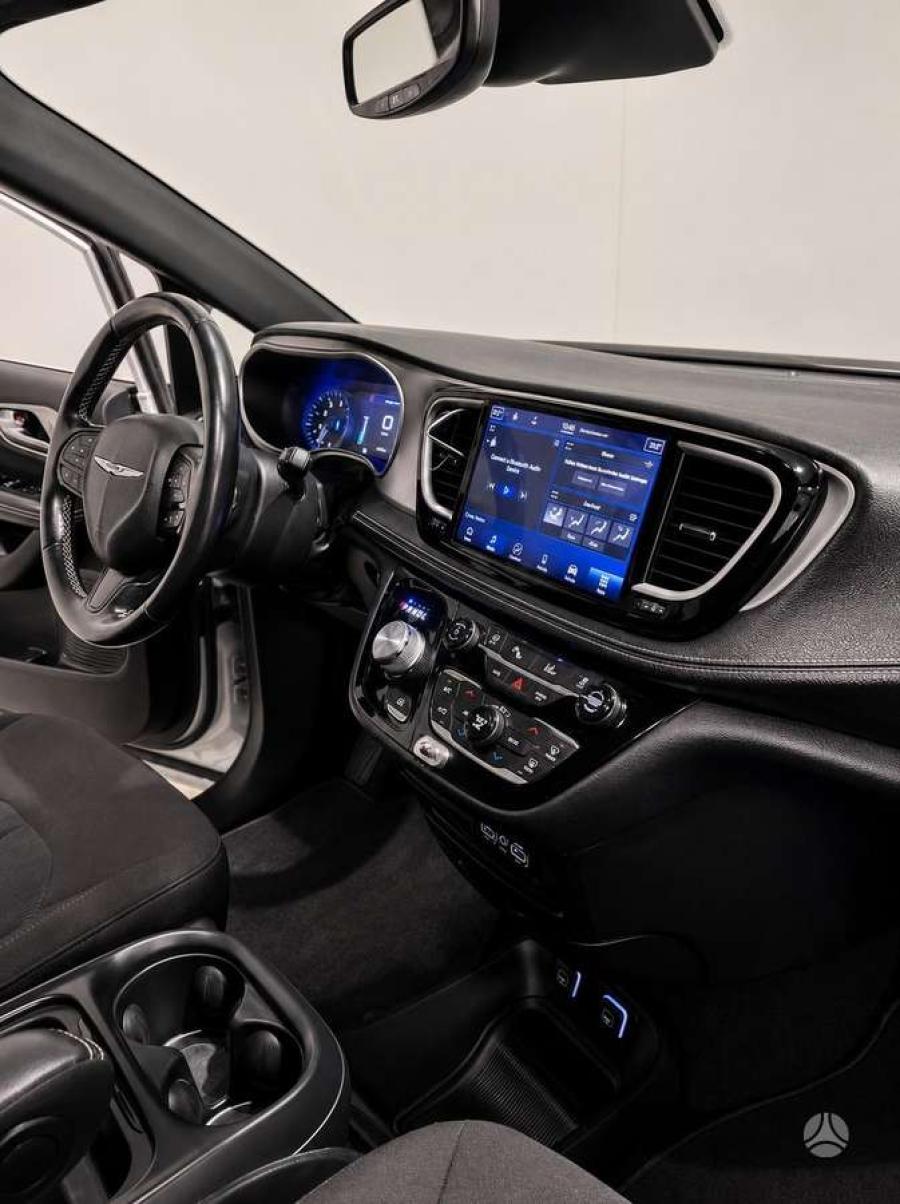 White Chrysler Pacifica 2022 in Klaipeda, with an engine capacity of 3.61 L and mileage of 184 thousand km for 18700 €, photo 13 on AUTOMOTO.COM.LV