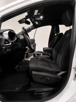 White Chrysler Pacifica 2022 in Klaipeda, with an engine capacity of 3.61 L and mileage of 184 thousand km for 18700 €, photo 15 on AUTOMOTO.COM.LV