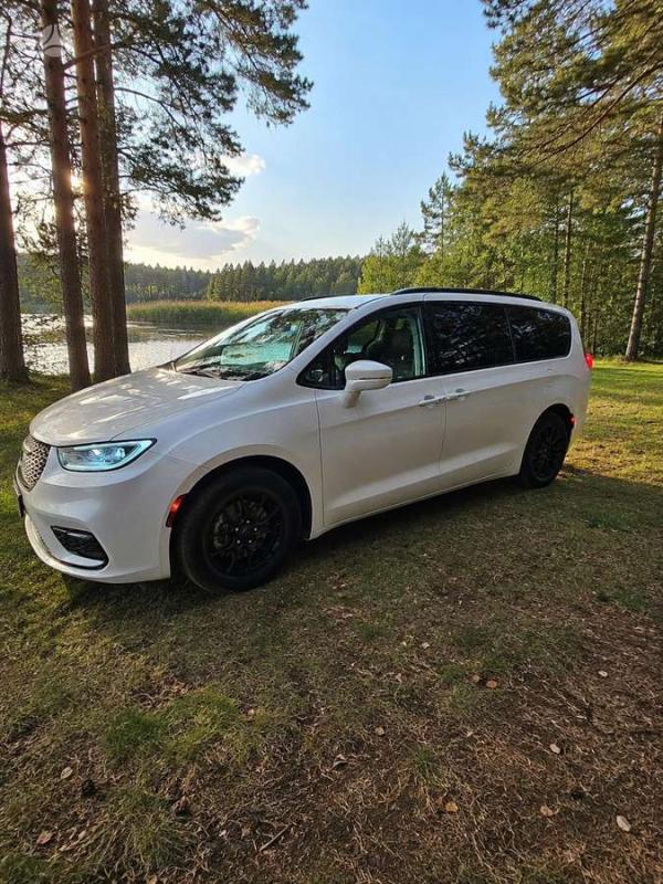 White Chrysler Pacifica 2022 in Plunge, with an engine capacity of 3.60 L and mileage of 50 thousand km for 23100 €, photo 1 on AUTOMOTO.COM.LV