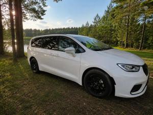 White Chrysler Pacifica 2022 in Plunge, with an engine capacity of 3.60 L and mileage of 50 thousand km for 23100 €, photo 3 on AUTOMOTO.COM.LV
