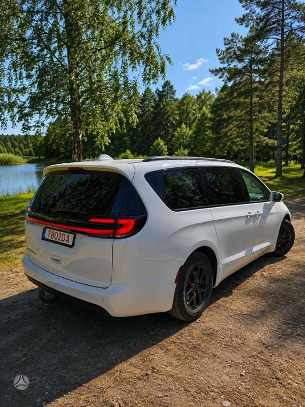 White Chrysler Pacifica 2022 in Plunge, with an engine capacity of 3.60 L and mileage of 50 thousand km for 23100 €, photo 3 on AUTOMOTO.COM.LV