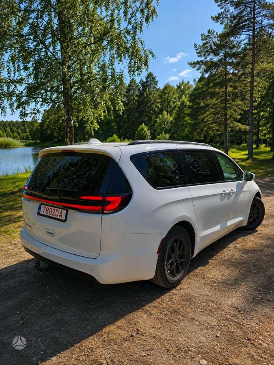 White Chrysler Pacifica 2022 in Plunge, with an engine capacity of 3.60 L and mileage of 50 thousand km for 23100 €, photo 4 on AUTOMOTO.COM.LV