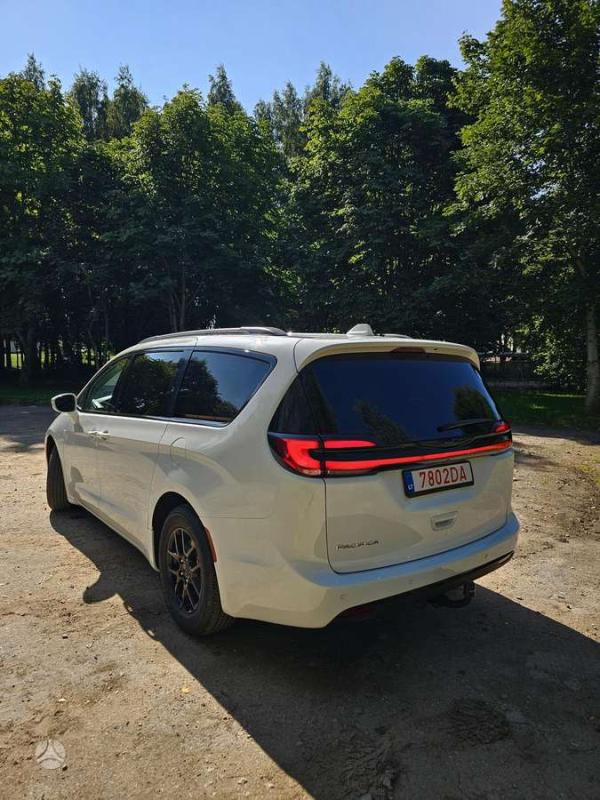 White Chrysler Pacifica 2022 in Plunge, with an engine capacity of 3.60 L and mileage of 50 thousand km for 23100 €, photo 4 on AUTOMOTO.COM.LV