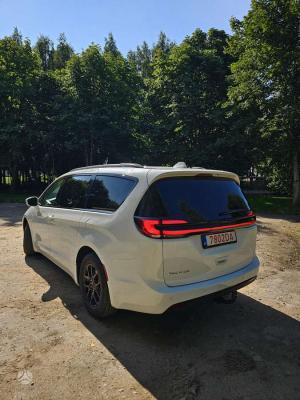 White Chrysler Pacifica 2022 in Plunge, with an engine capacity of 3.60 L and mileage of 50 thousand km for 23100 €, photo 5 on AUTOMOTO.COM.LV