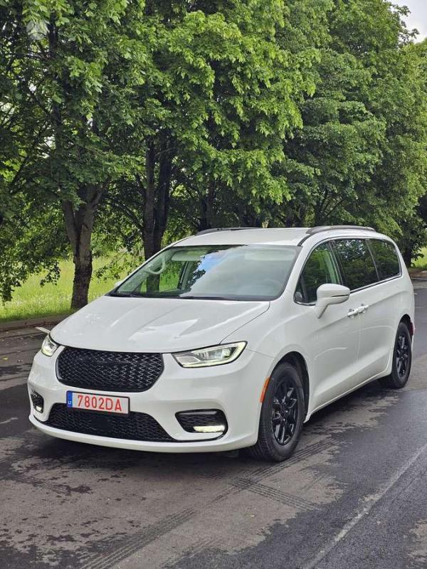 White Chrysler Pacifica 2022 in Plunge, with an engine capacity of 3.60 L and mileage of 50 thousand km for 23100 €, photo 5 on AUTOMOTO.COM.LV