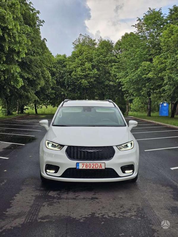 White Chrysler Pacifica 2022 in Plunge, with an engine capacity of 3.60 L and mileage of 50 thousand km for 23100 €, photo 6 on AUTOMOTO.COM.LV