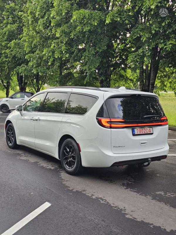 White Chrysler Pacifica 2022 in Plunge, with an engine capacity of 3.60 L and mileage of 50 thousand km for 23100 €, photo 7 on AUTOMOTO.COM.LV