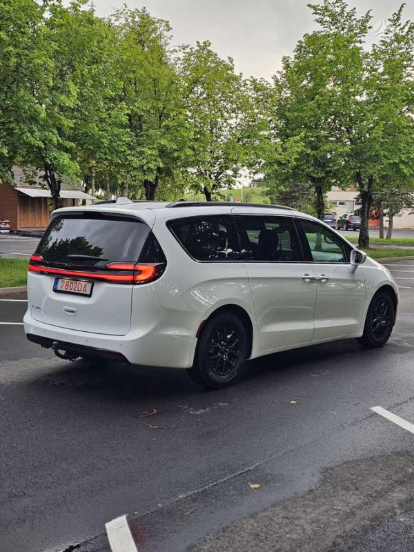 White Chrysler Pacifica 2022 in Plunge, with an engine capacity of 3.60 L and mileage of 50 thousand km for 23100 €, photo 9 on AUTOMOTO.COM.LV