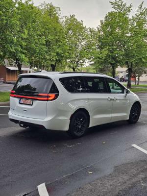White Chrysler Pacifica 2022 in Plunge, with an engine capacity of 3.60 L and mileage of 50 thousand km for 23100 €, photo 10 on AUTOMOTO.COM.LV