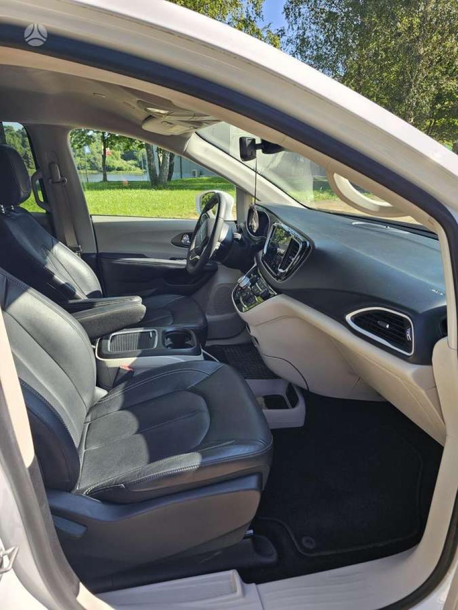 White Chrysler Pacifica 2022 in Plunge, with an engine capacity of 3.60 L and mileage of 50 thousand km for 23100 €, photo 15 on AUTOMOTO.COM.LV