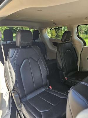 White Chrysler Pacifica 2022 in Plunge, with an engine capacity of 3.60 L and mileage of 50 thousand km for 23100 €, photo 18 on AUTOMOTO.COM.LV