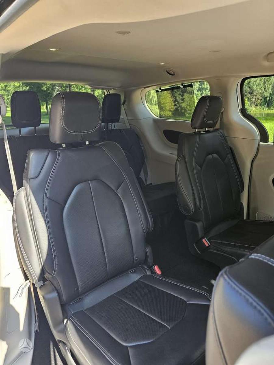 White Chrysler Pacifica 2022 in Plunge, with an engine capacity of 3.60 L and mileage of 50 thousand km for 23100 €, photo 18 on AUTOMOTO.COM.LV