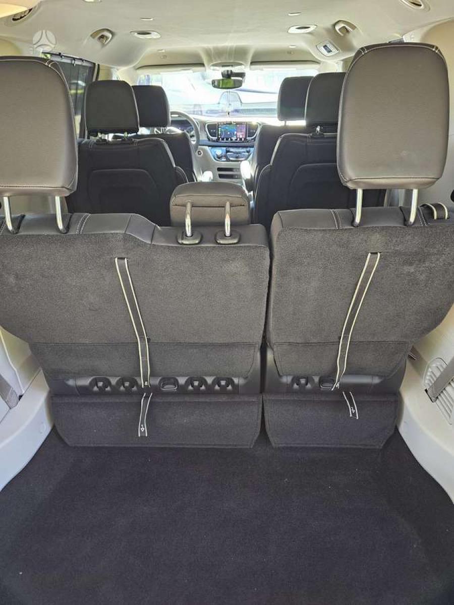 White Chrysler Pacifica 2022 in Plunge, with an engine capacity of 3.60 L and mileage of 50 thousand km for 23100 €, photo 19 on AUTOMOTO.COM.LV