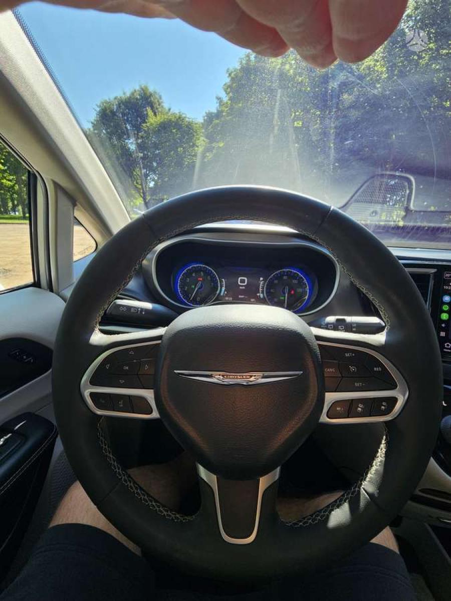 White Chrysler Pacifica 2022 in Plunge, with an engine capacity of 3.60 L and mileage of 50 thousand km for 23100 €, photo 22 on AUTOMOTO.COM.LV